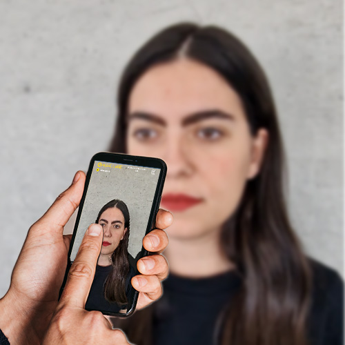 Persona fotografiando a otra para generación de modelos 3D